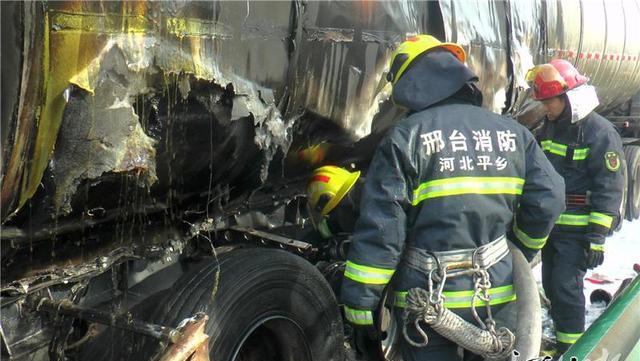 载32吨油罐车高速起火 邢台消防成功扑灭 凤凰网