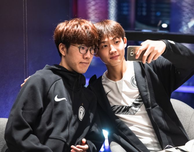 IG出征S9队服相当有牌面！官方特地为IG队服加星象征S赛冠军荣誉_凤凰网娱乐_凤凰网