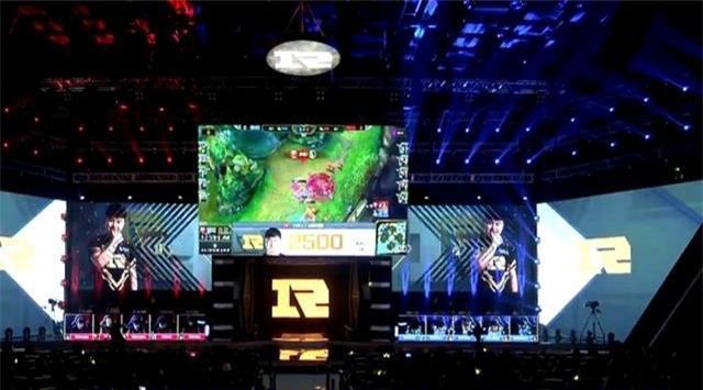 英雄联盟：UZI解锁无双成就，RNG击败CG，为LPL拿到开门红__凤凰网