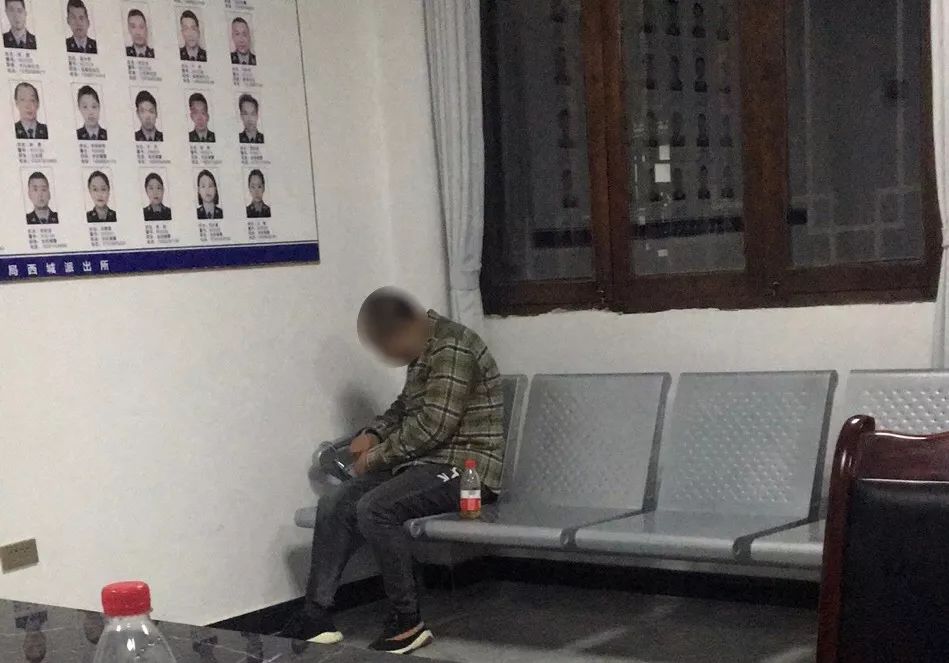 公共场所裸露身体隐私部位骚扰女性,南充一男子被拘留10天 凤凰网
