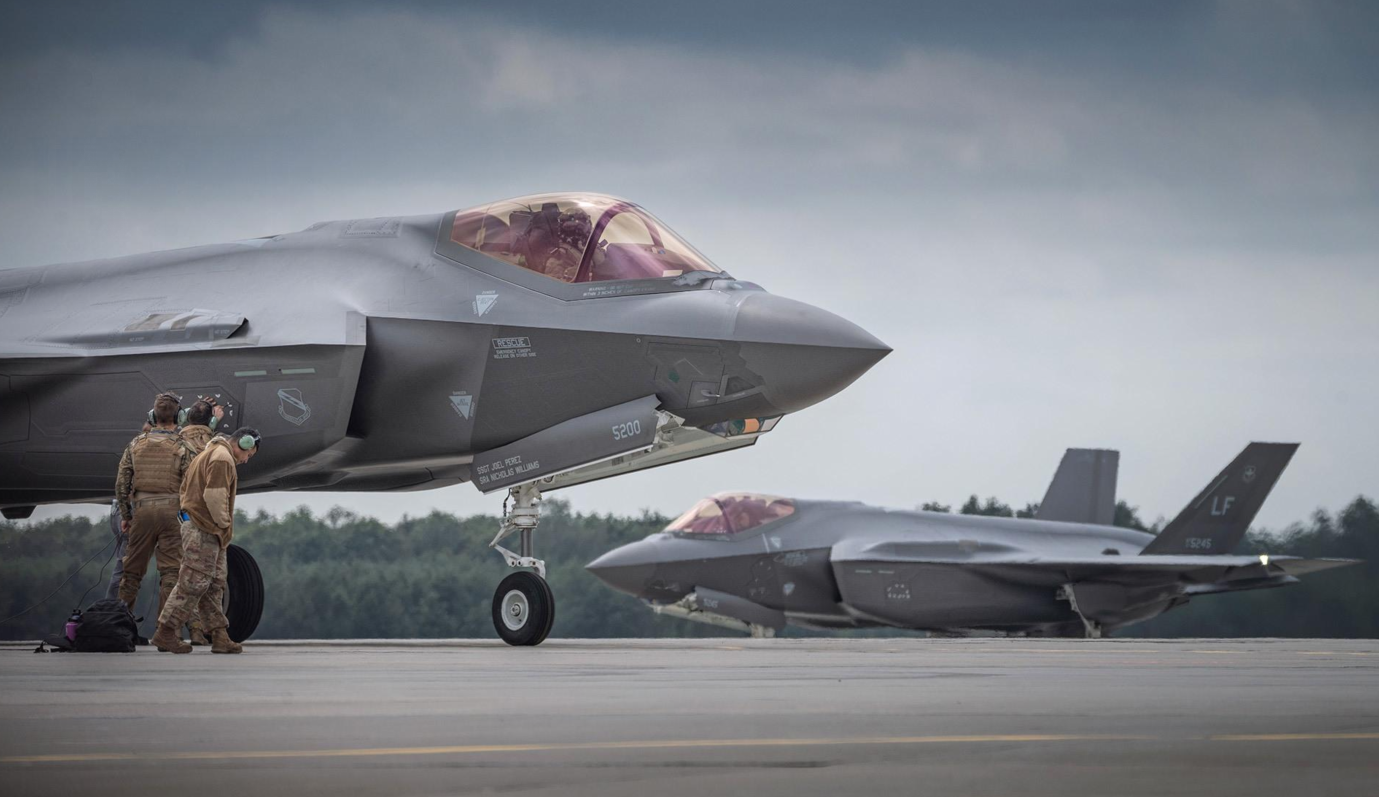 歼20关键设备性能领先F35六倍 可远距离发现F22_凤凰网