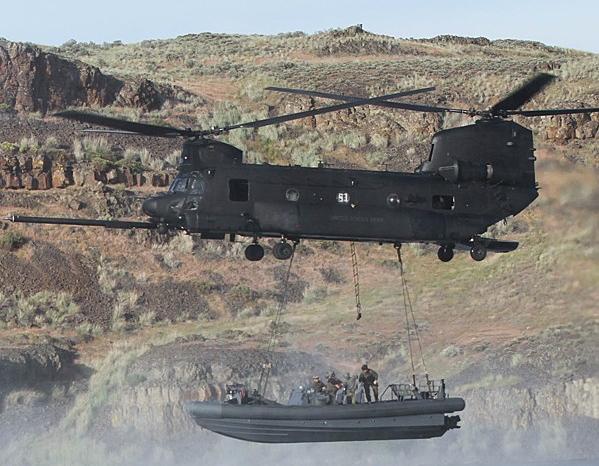 MH-47G特战直升机，两侧配置7.62mm六管加特林，参与击毙巴格达迪__凤凰网