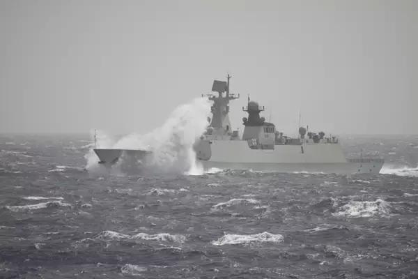 12级大风，10米高巨浪，052D和055驱逐舰能够安全航行吗？__凤凰网