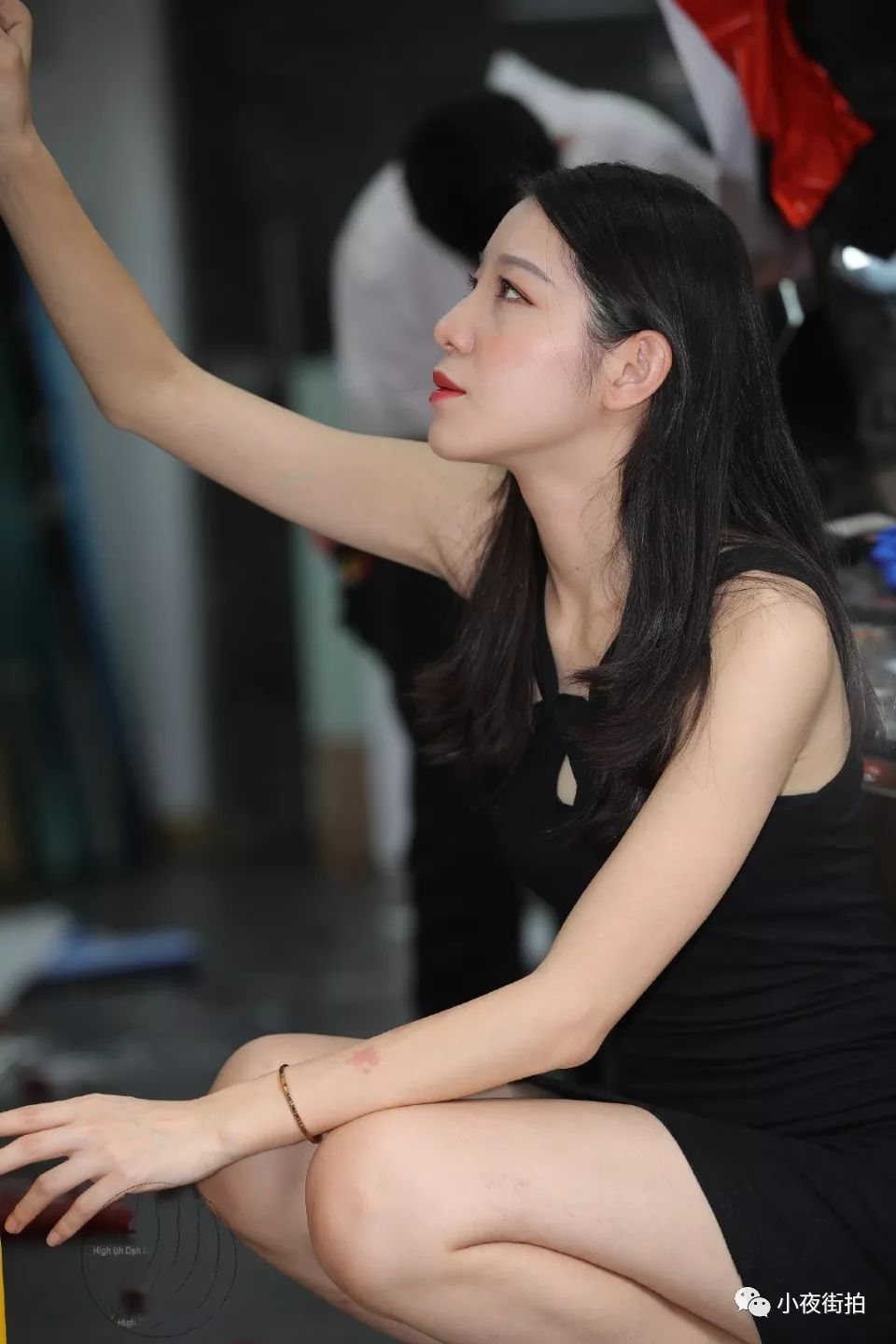 街拍：修车店负责贴车模的黑色包臀裙美女，肌肤雪白身材高挑凤凰网