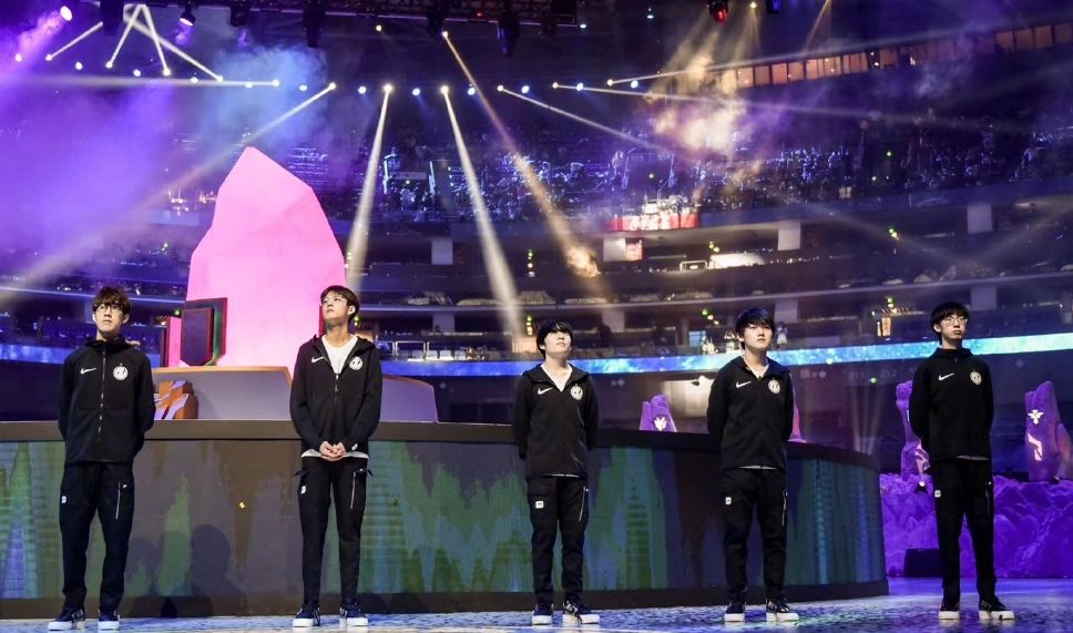 IG出征S9队服相当有牌面！官方特地为IG队服加星象征S赛冠军荣誉_凤凰网娱乐_凤凰网