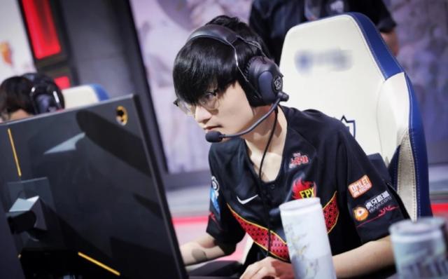 "黄埔校长"PDD直播爆料：有新打野将加入RNG、IG、FPX三队之一__凤凰网