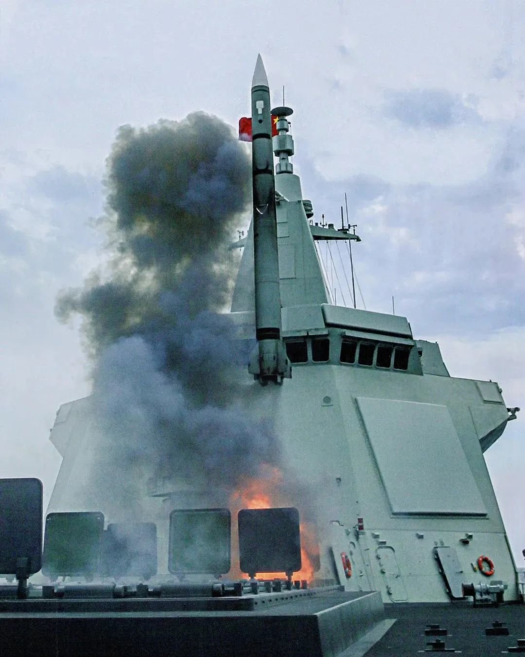 “八大金刚”即将集齐！中国海军“遵义”舰入列，055B何时开造？_凤凰网