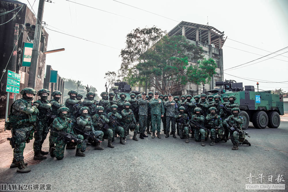 台湾地区军队城镇作战演习“云豹”步兵战车亮相 假想敌戴红盔罩__凤凰网
