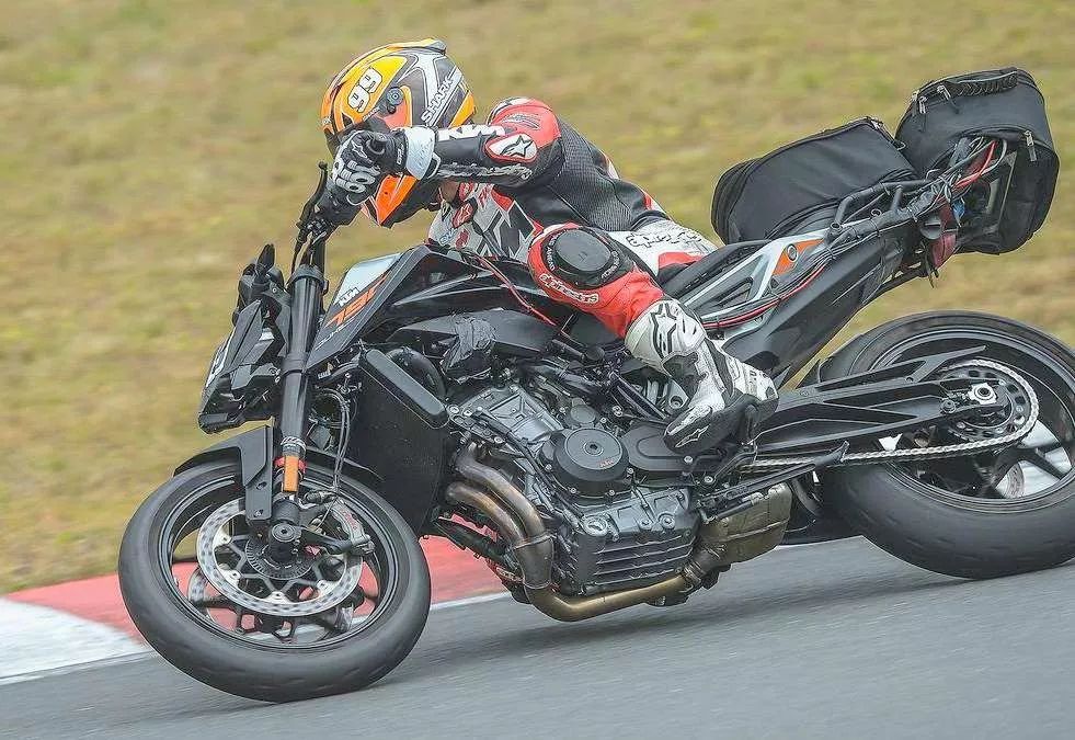 KTM将推出新490cc双缸DUKE最早米兰展亮相，将成为500级别最强车型_凤凰网汽车_凤凰网