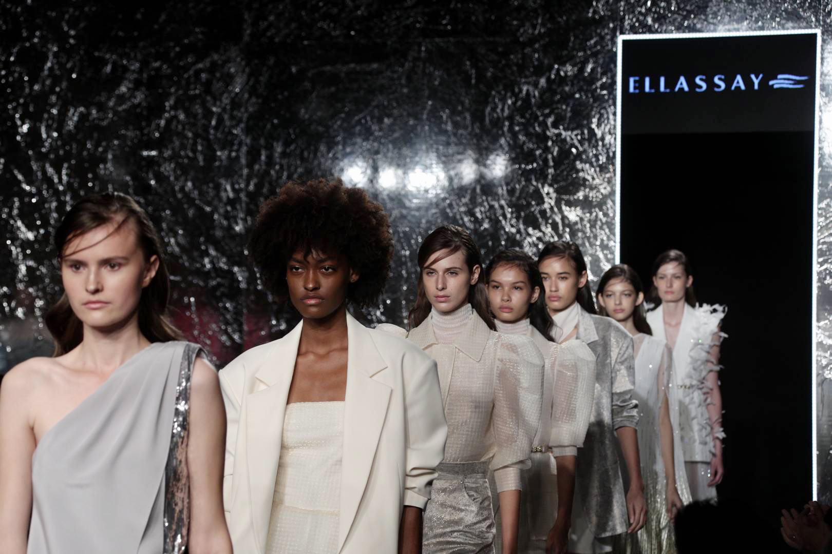 ELLASSAY用时装，重新唤醒城市中那近海般自由的状态_凤凰网时尚_凤凰网