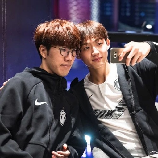 IG出征S9队服相当有牌面！官方特地为IG队服加星象征S赛冠军荣誉_凤凰网