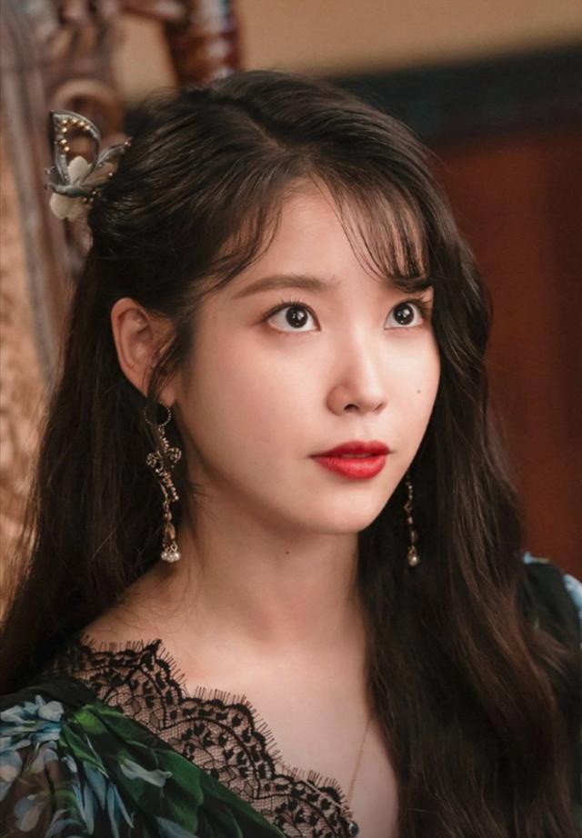 IU新剧一人饰四角，画风诡异太挑战演技了__凤凰网