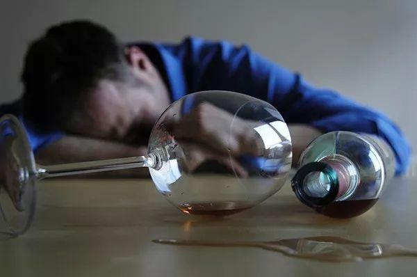 酒品大调查：喝醉酒后你是哪种类型？_凤凰网