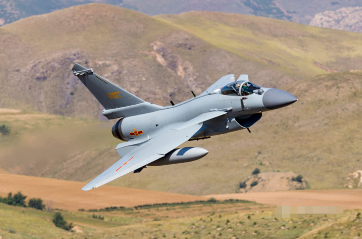 歼-10B高清唯美画面曝光 挂3具副油箱远程奔袭_凤凰网