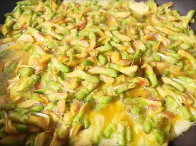 把鲜花当食材做成美食菜，云南人真会吃，看着好看又好吃！_凤凰网