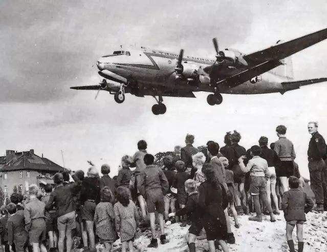 苏联安-22运输机堪称螺旋桨王者！欧加登空中桥梁一战成名 _凤凰网