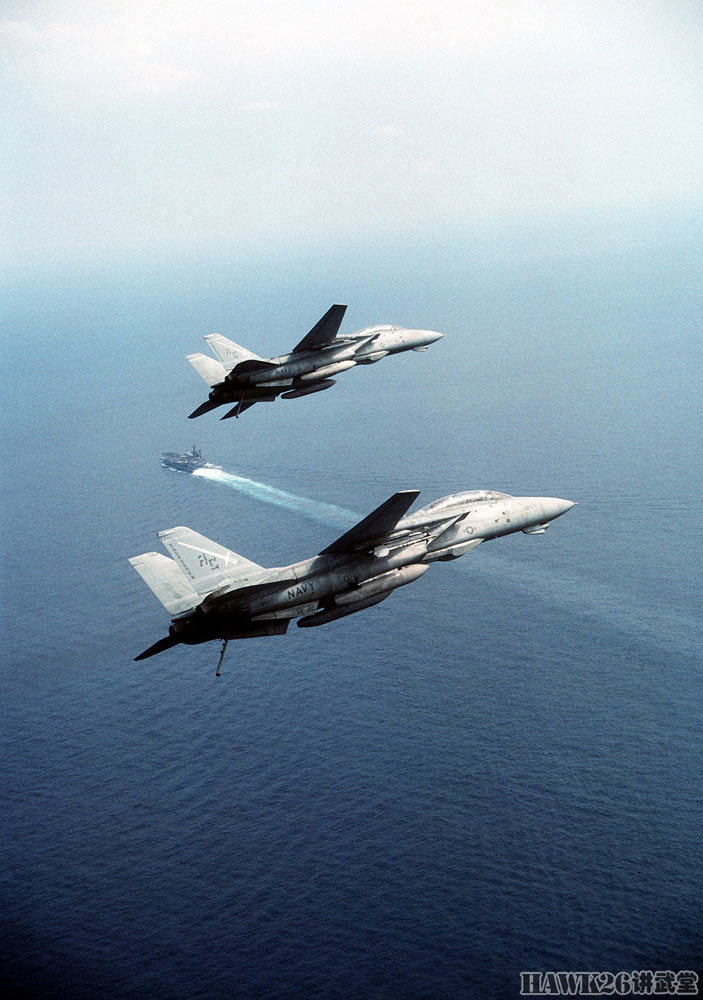 红海上空的F-14战机 美军航母组成“沙漠盾牌”中的核心战斗力__凤凰网