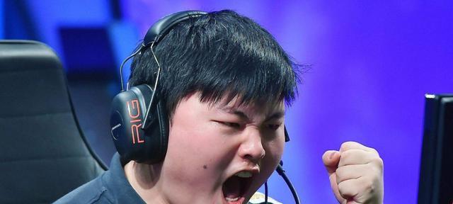 英雄联盟：UZI有多渴望冠军？FPX夺冠现场图曝光，小狗动作太心酸__凤凰网