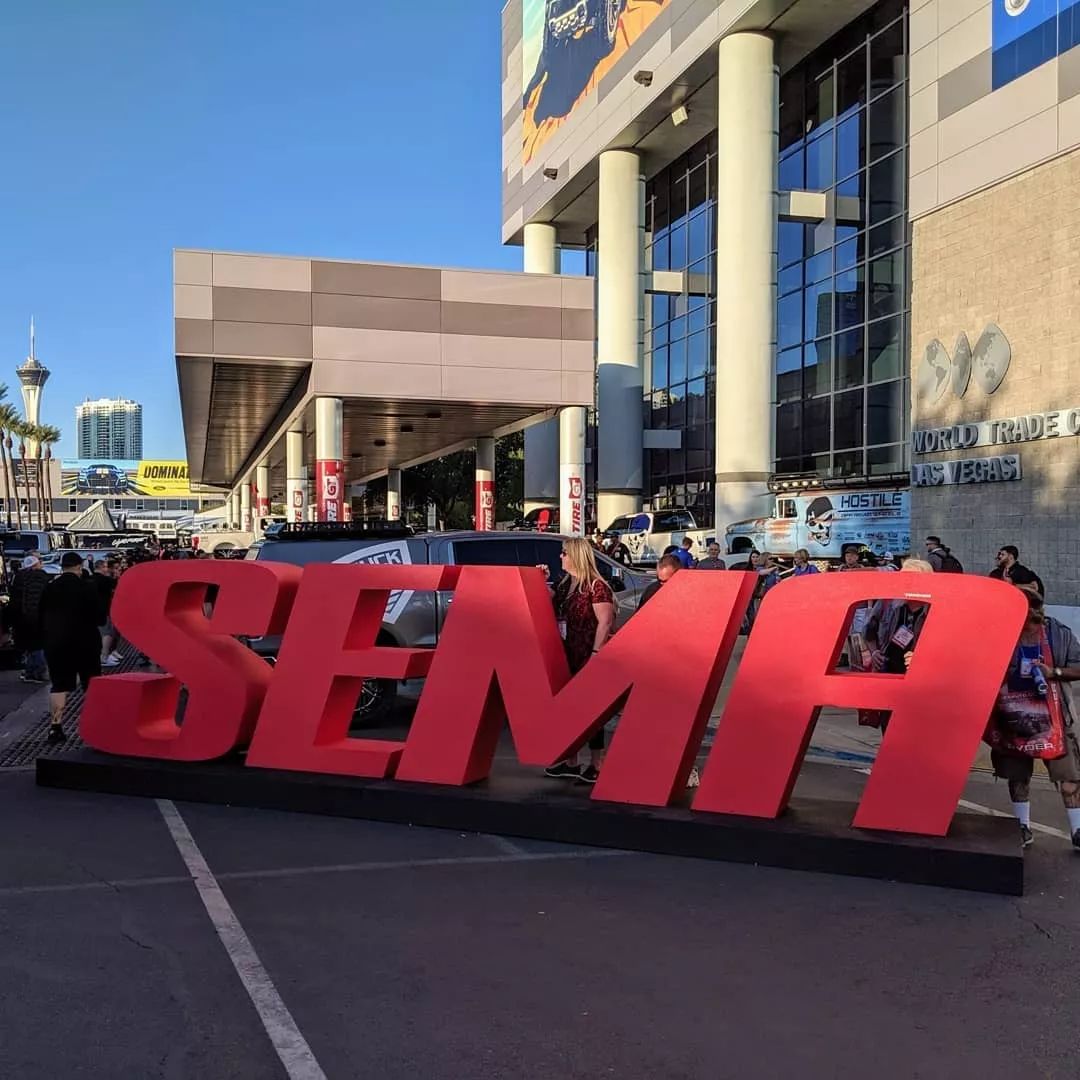 SEMA展开幕！吴彦祖空降展会现场，却被另一位明星抢尽风头？_凤凰网汽车_凤凰网