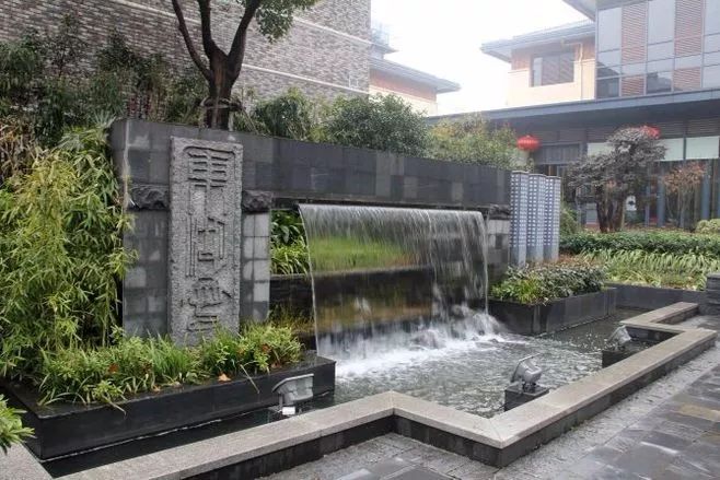 夏天到了,一面水景墙,给注入灵动之气__凤凰网