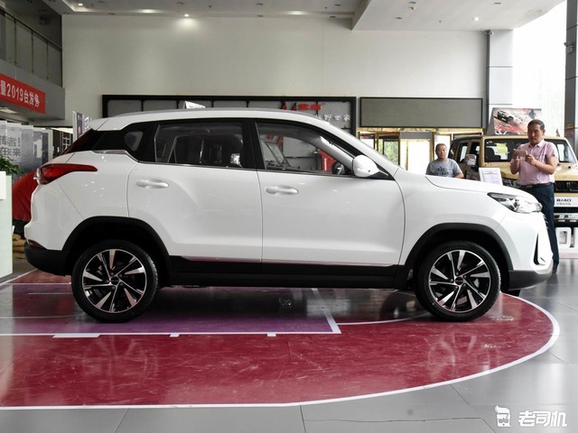 年轻时尚的精品小车 小哥带你看BEIJING X3_凤凰网汽车_凤凰网