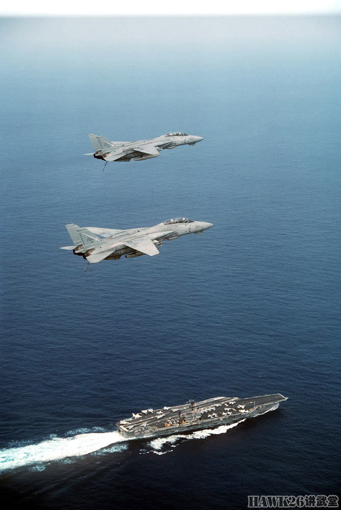 红海上空的F-14战机 美军航母组成“沙漠盾牌”中的核心战斗力__凤凰网