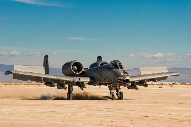 详解A-10攻击机结构特征：巨型机炮比汽车还大_凤凰网