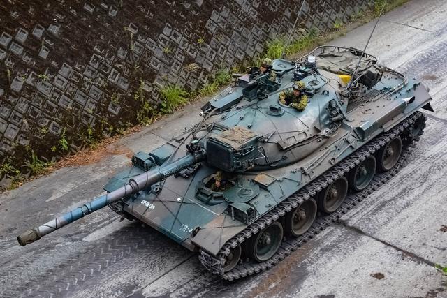 日本74式坦克少见改型 远看炮塔吓死人近看五对轮_凤凰网军事_凤凰网