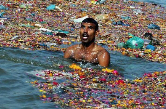 在印度旅游，别随便喝当地矿泉水！导游：你敢下口吗？__凤凰网