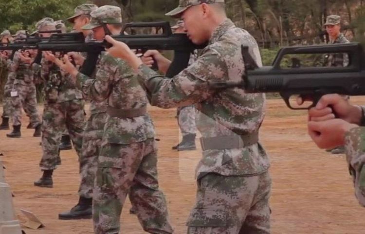 实际体验95式步枪 饱受争议的小握把真的多余么？_凤凰网