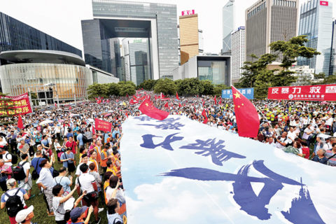 香港暴徒举“港独”旗用镭射袭警 挑衅半小时即溃败_凤凰网