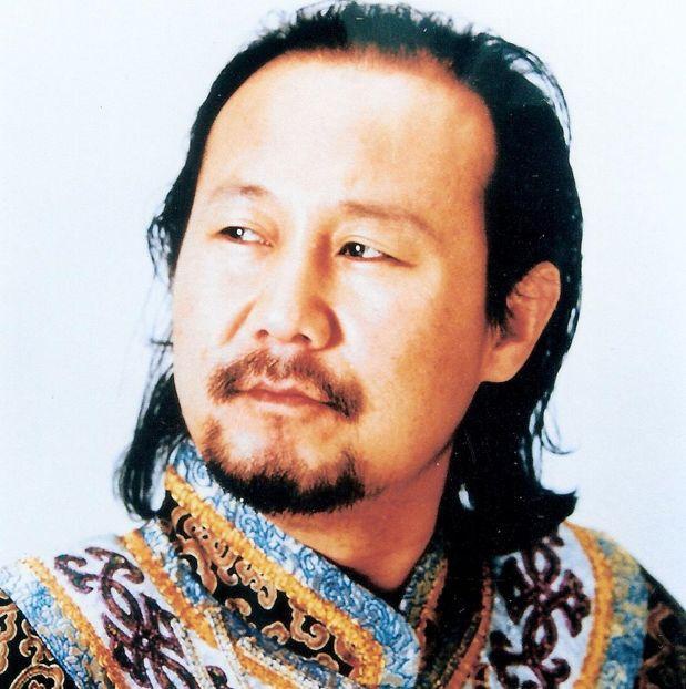 萌叔腾格尔，从老艺术家到“神曲翻唱机”__凤凰网