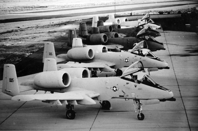 详解A-10攻击机结构特征：巨型机炮比汽车还大_凤凰网