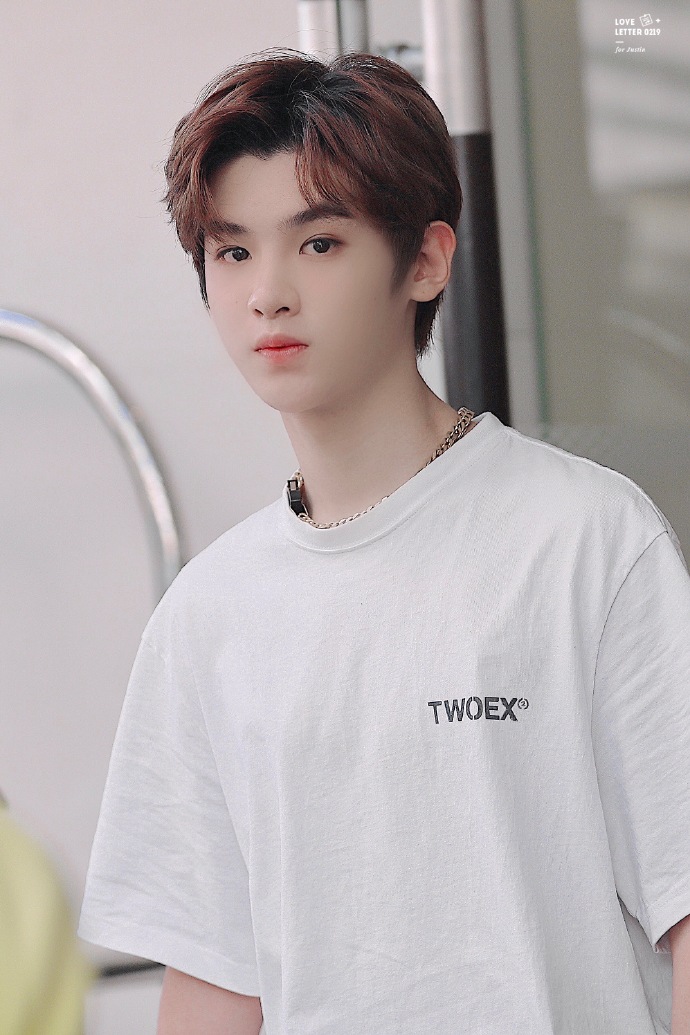 Justin今日曼谷上班路透 洁净白T清爽出镜的少年_凤凰网