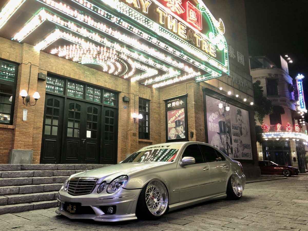 经典四眼奔驰W211姿态改装，气动团伙诠释玩车态度！_凤凰网汽车_凤凰网