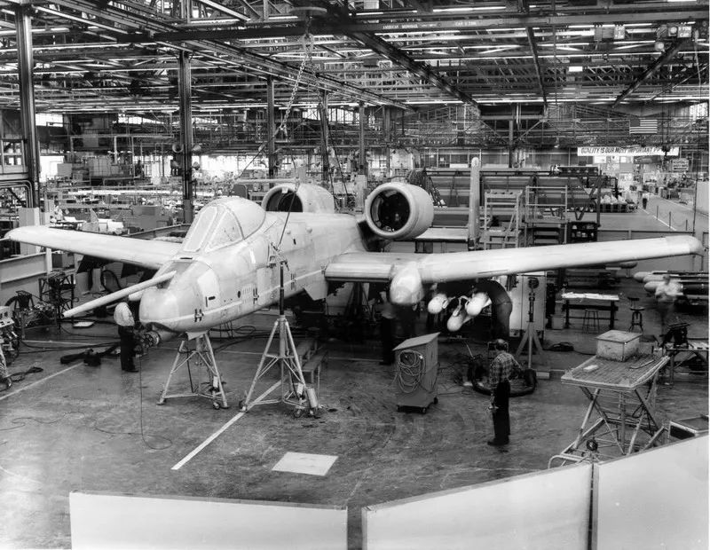 详解A-10攻击机结构特征：巨型机炮比汽车还大_凤凰网