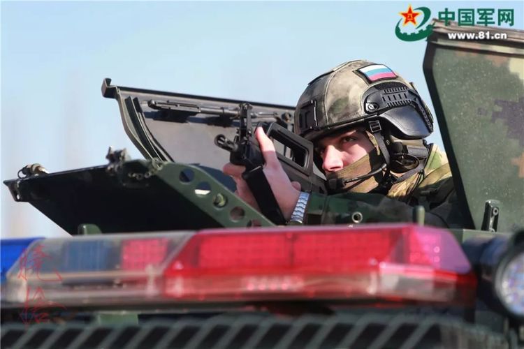实际体验95式步枪 饱受争议的小握把真的多余么？_凤凰网