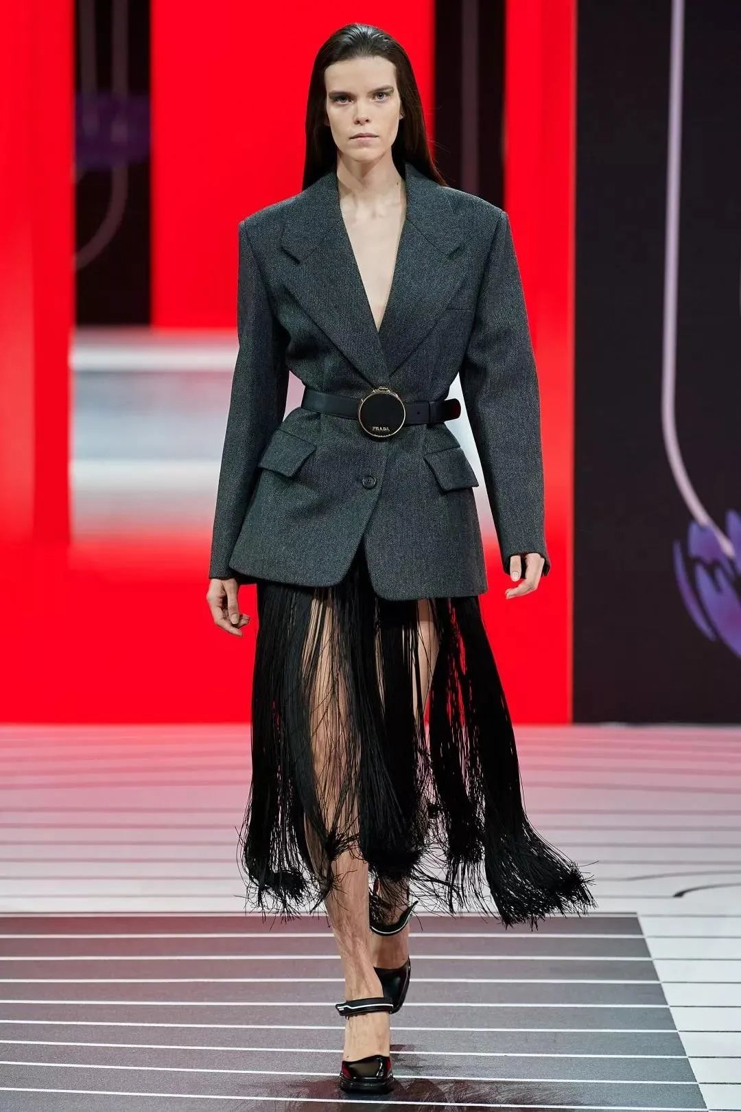 Prada 2020秋冬 | 流苏元素贯穿始终！温柔潇洒的Prada女孩_凤凰网