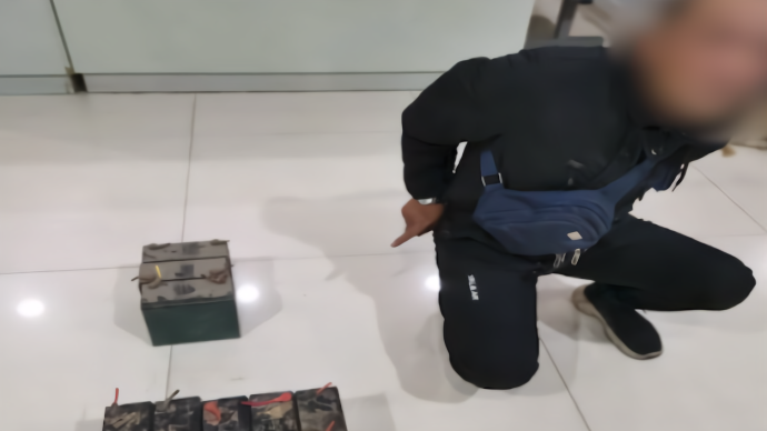 为筹毒资，这对男女深夜偷电瓶被民警蹲守抓获凤凰网视频凤凰网