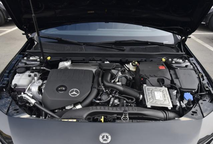 增10.25英寸中控屏 北京奔驰A 180 L新增车型上市 售23.28万元_凤凰网汽车_凤凰网