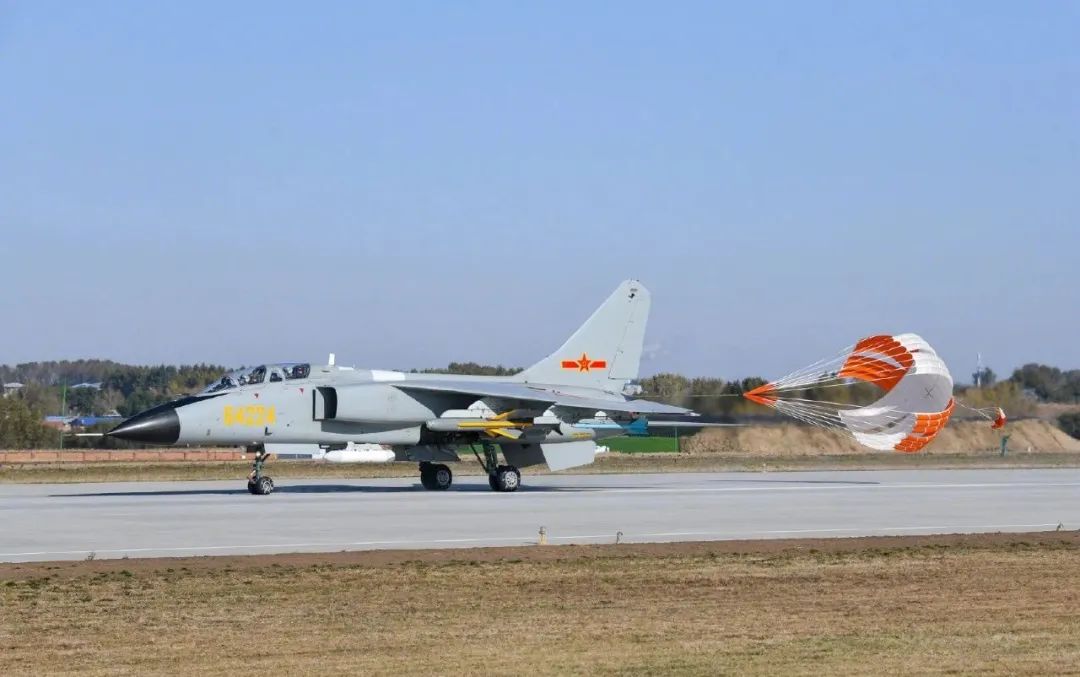 振奋！中国空军歼-16挂载YJ-83K反舰导弹，航空制海意义非凡_凤凰网军事_凤凰网