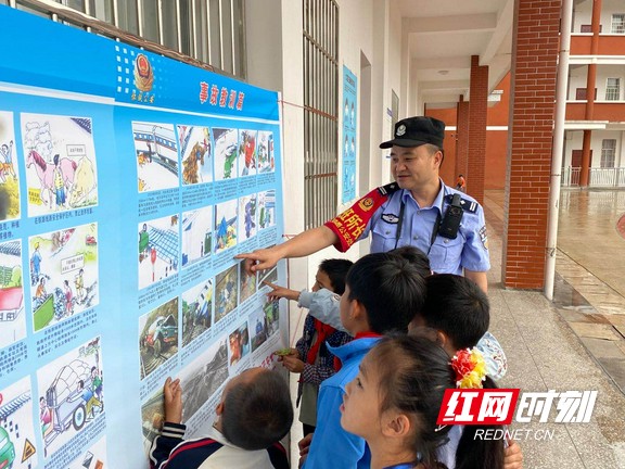 儿童节：怀化铁警与学生拉钩话安全凤凰网