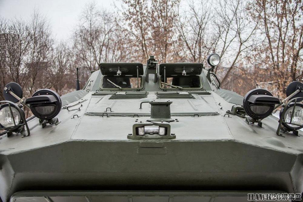 BRDM-1装甲侦察车上路引发民众围观 俄罗斯武器收藏家的最爱__凤凰网