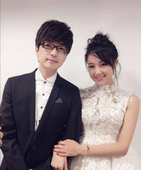 没离婚？玖月奇迹夫妇现身活动终合体，王小玮打扮很靓丽__凤凰网