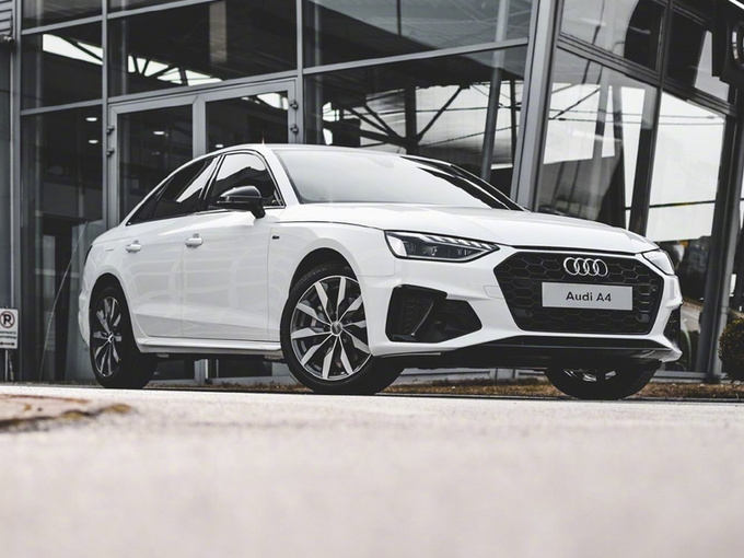 奥迪新款A4到店实拍！运动外观+内饰大屏幕，国产上半年就能买__凤凰网