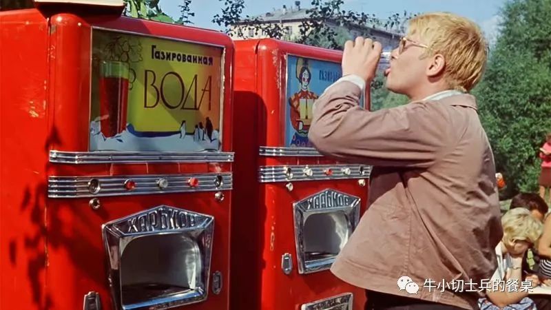 香水、报纸、三明治！投币即得！不同寻常的苏联式自动售货机！_凤凰网历史_凤凰网