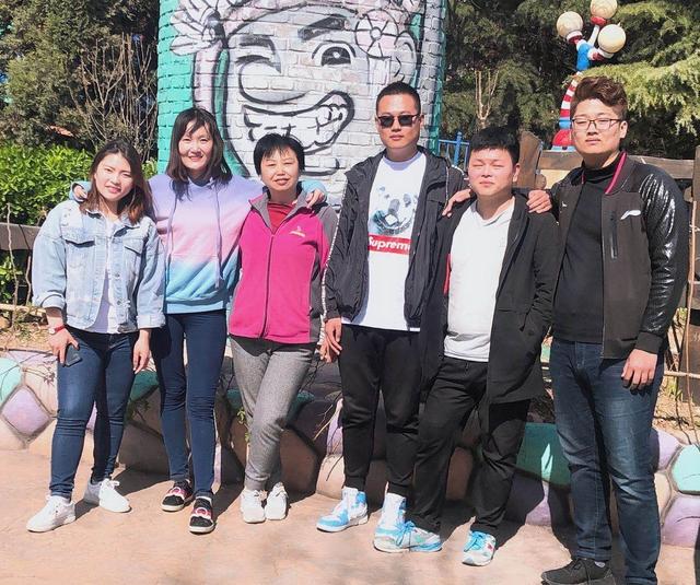 骚男七七离婚半年，两人生活差距明显，七七到处旅游而骚男却如此__凤凰网