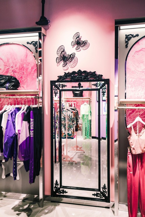 安娜苏运动Anna Sui Active于上海港汇恒隆广场以及人民广场来福士新店开业，璀璨揭幕！_凤凰网