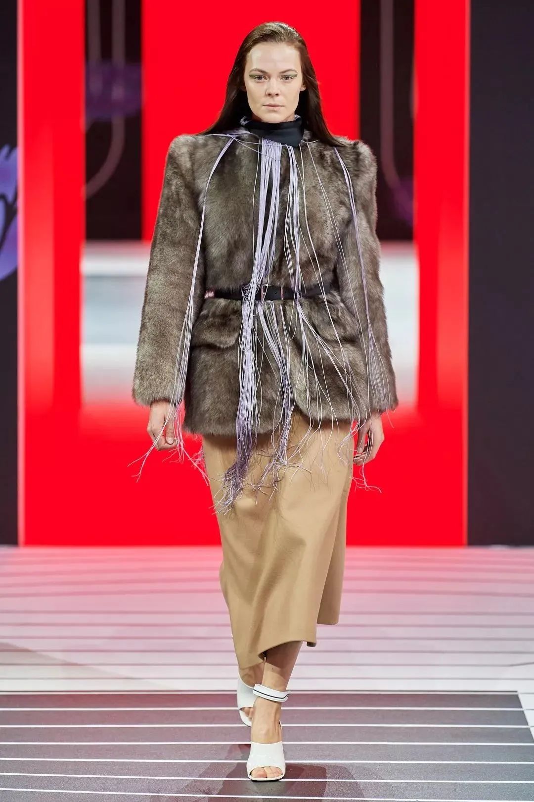 Prada 2020秋冬 | 流苏元素贯穿始终！温柔潇洒的Prada女孩_凤凰网