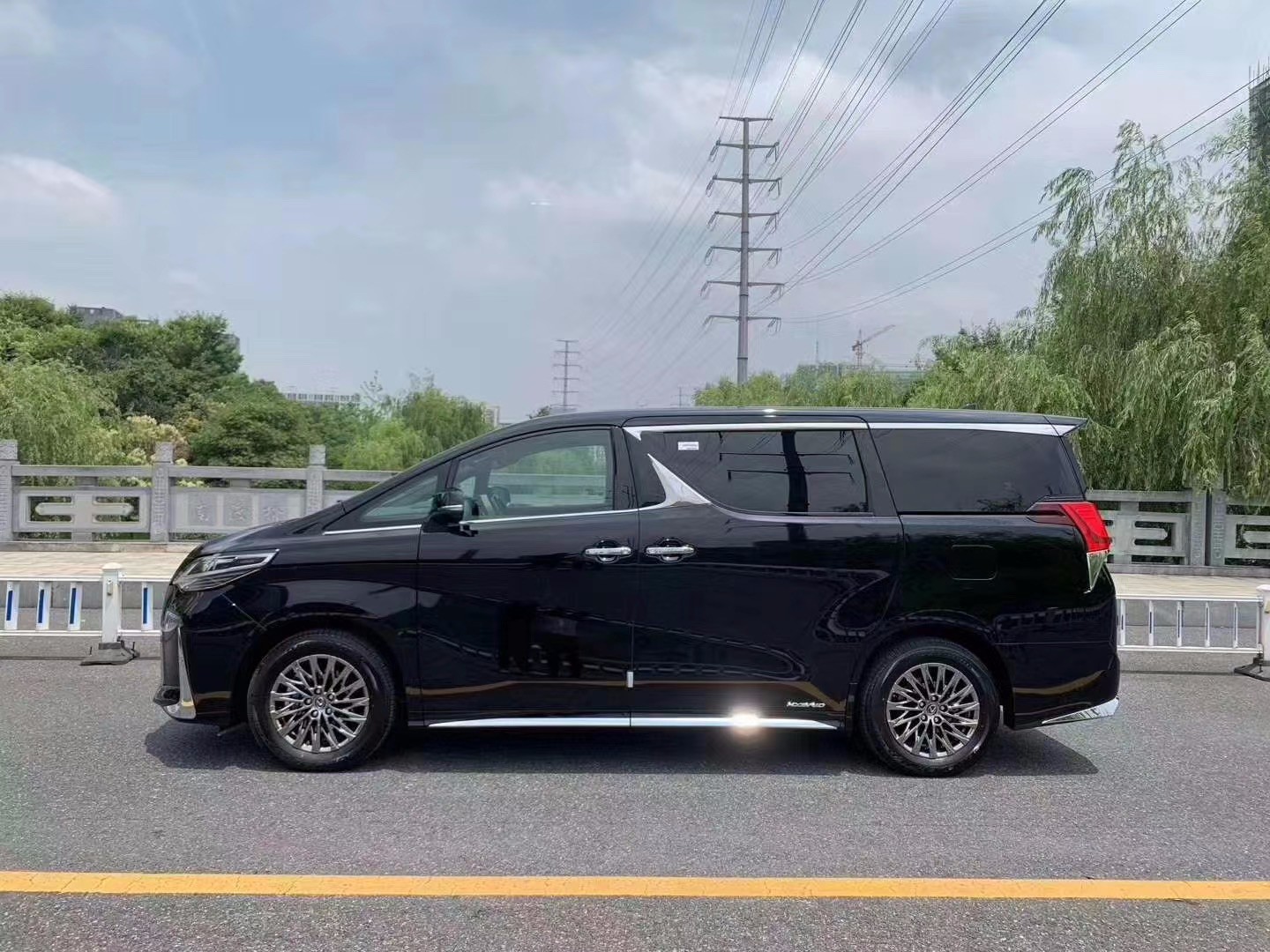 雷克萨斯LM300报价 LM300配置细节__凤凰网